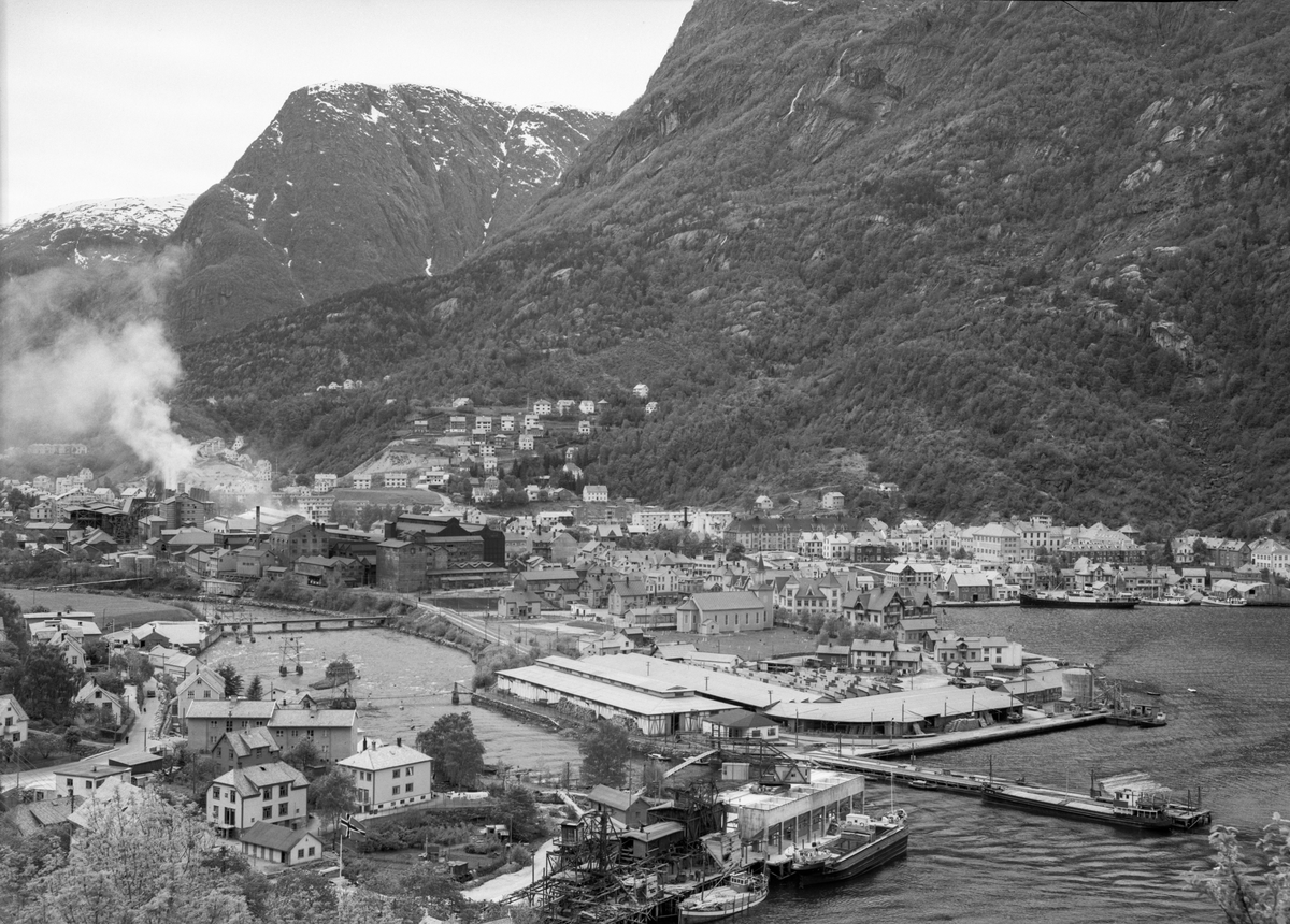 Odda sentrum sett frå Freim -Kraftmuseet / DigitaltMuseum