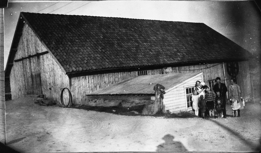 Løa i Heiakrånå teke frå vest. F.v. : Elen Tjensvoll, Severine Taksdal ...