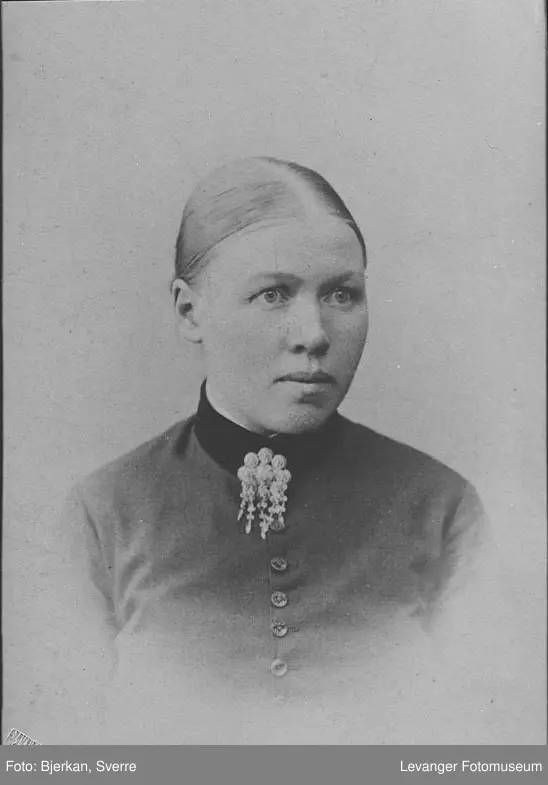 Portrett, repro av eldre fotografi Navnet er Anna Lundgren -Levanger ...