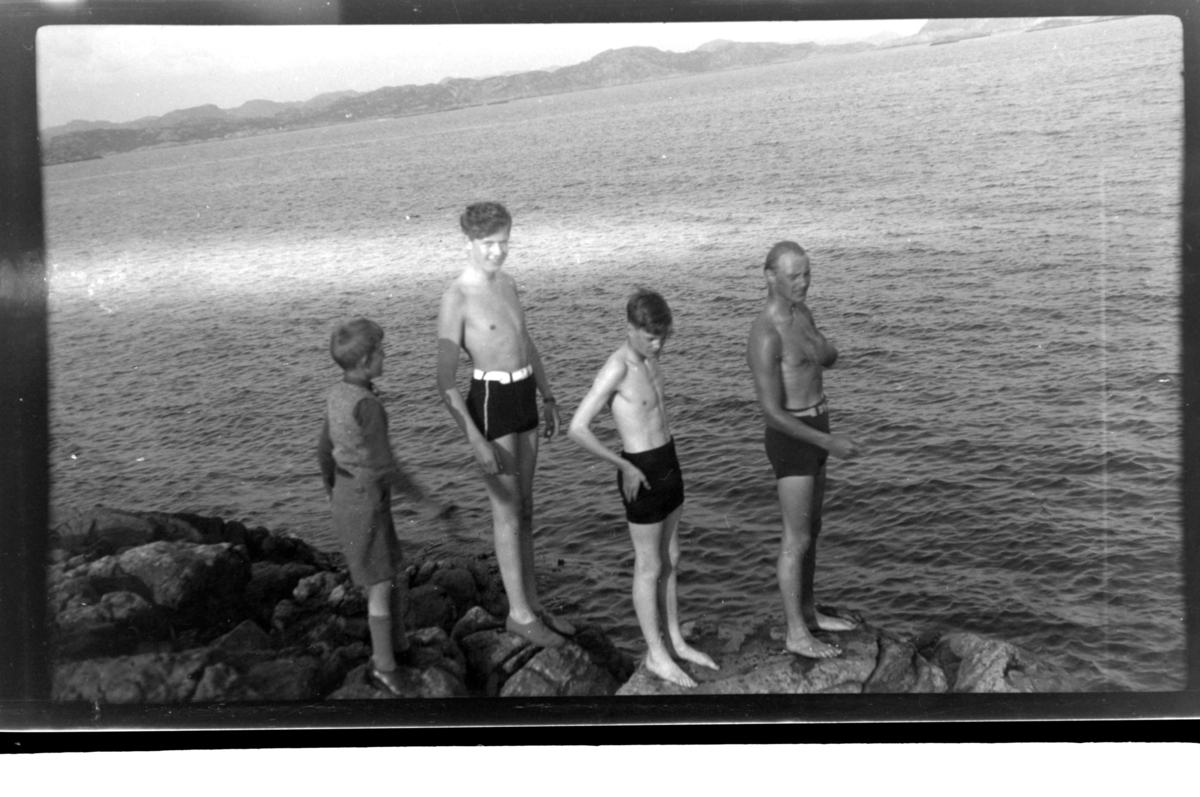 Lars Peter Sundt, Rolf Sundt jr., Norman Sundt og Julius Sundt står på ...