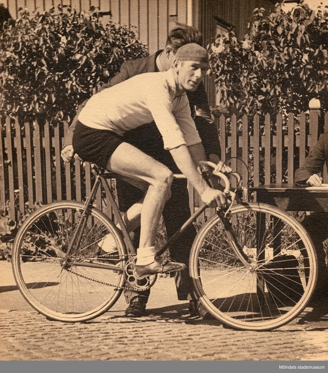 William Olsson (1908 - 2001) från Mölndals Cykelklubb, står beredd på ...