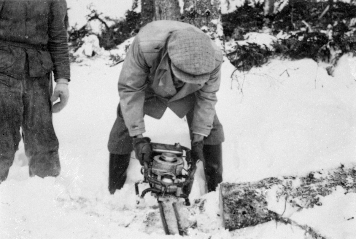 Skogsjef Hans Aasaaren (1891-1955) ved Treschow Fritzøe tester en av ...