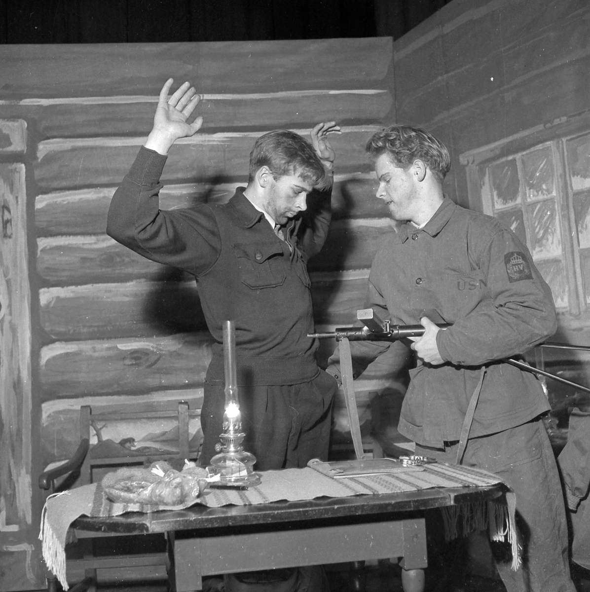 Scener fra skuespillet "Helten og brotsmannen" av Knut Hauge, oppført ...