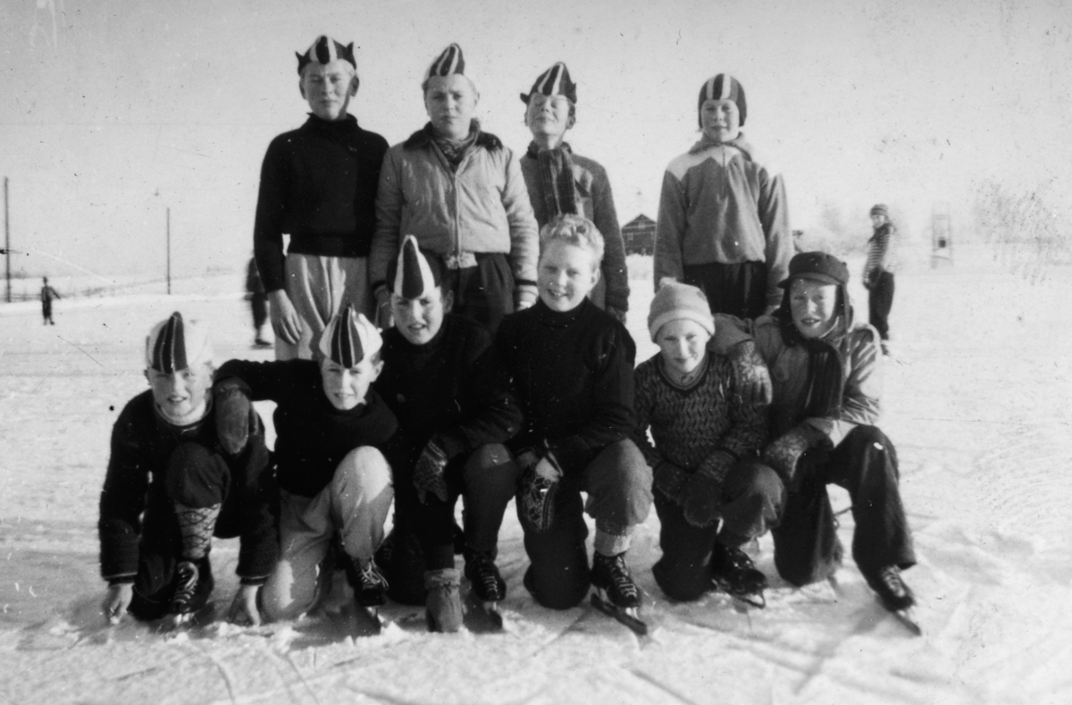 Stange Stadion, gruppe skøyteløpere, Stange Sportsklubb. Bak f.v. Tor ...