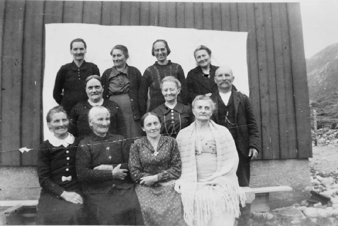 Leirfjord, Fagervika. Møte i misjonsforeningen. B.f.v.: Helga ...