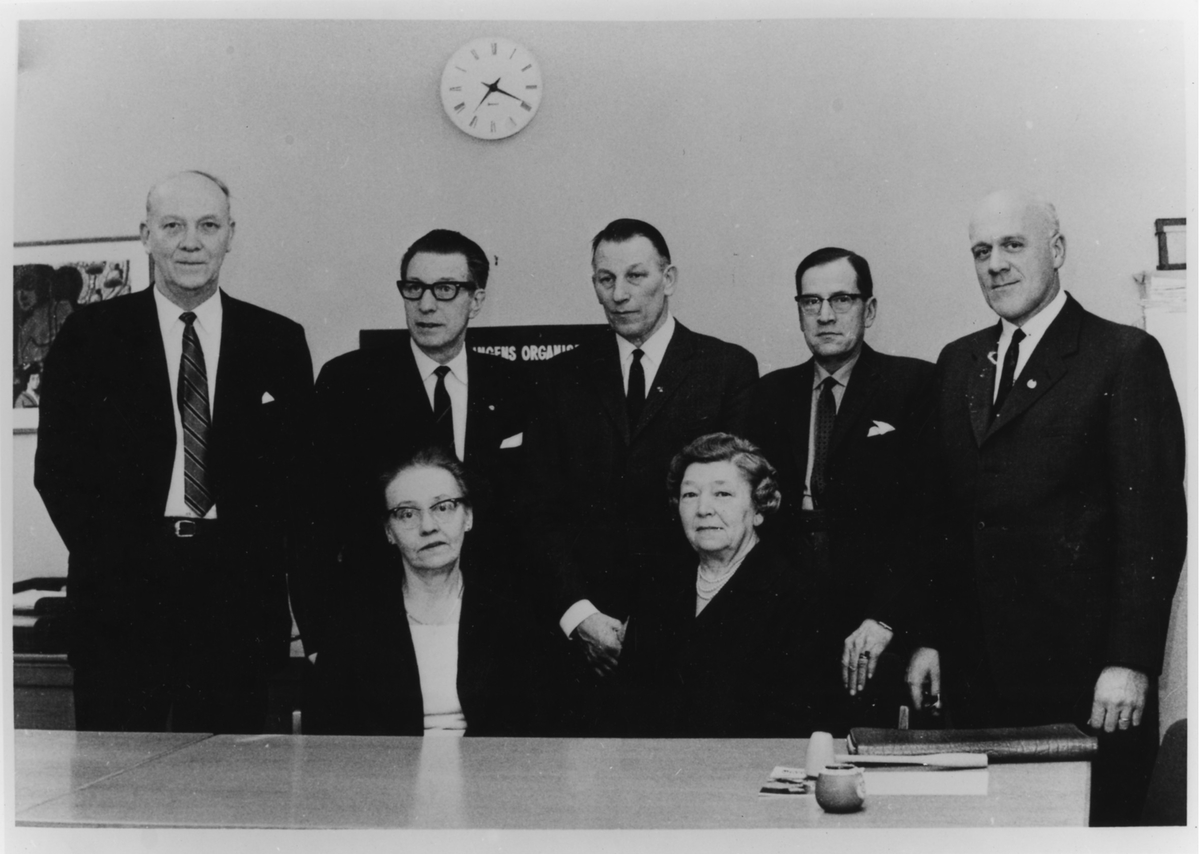 Gruppbild av de 7 ledamöter i Konsums styrelse 1964 - fem stående män i ...