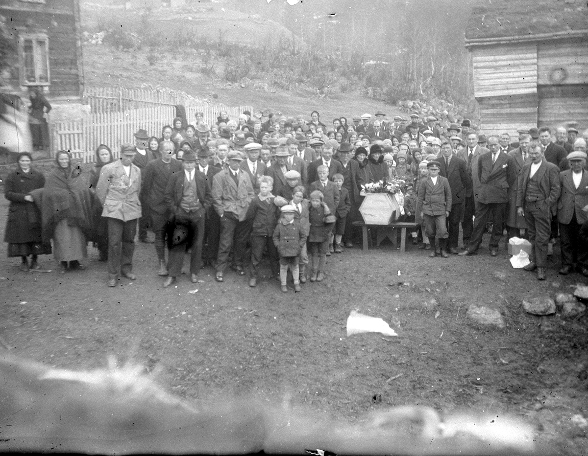 Fotoarkivet etter fotograf Aanund Olavson Edland. Gravferd etter ...