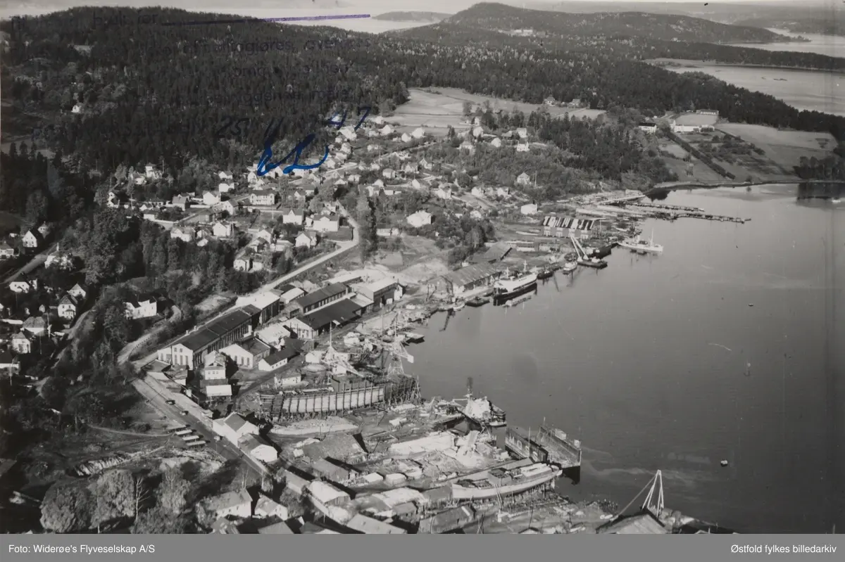 Flyfoto av Moss værft og dokk på Jeløya 1947. . -Østfold fylkes ...