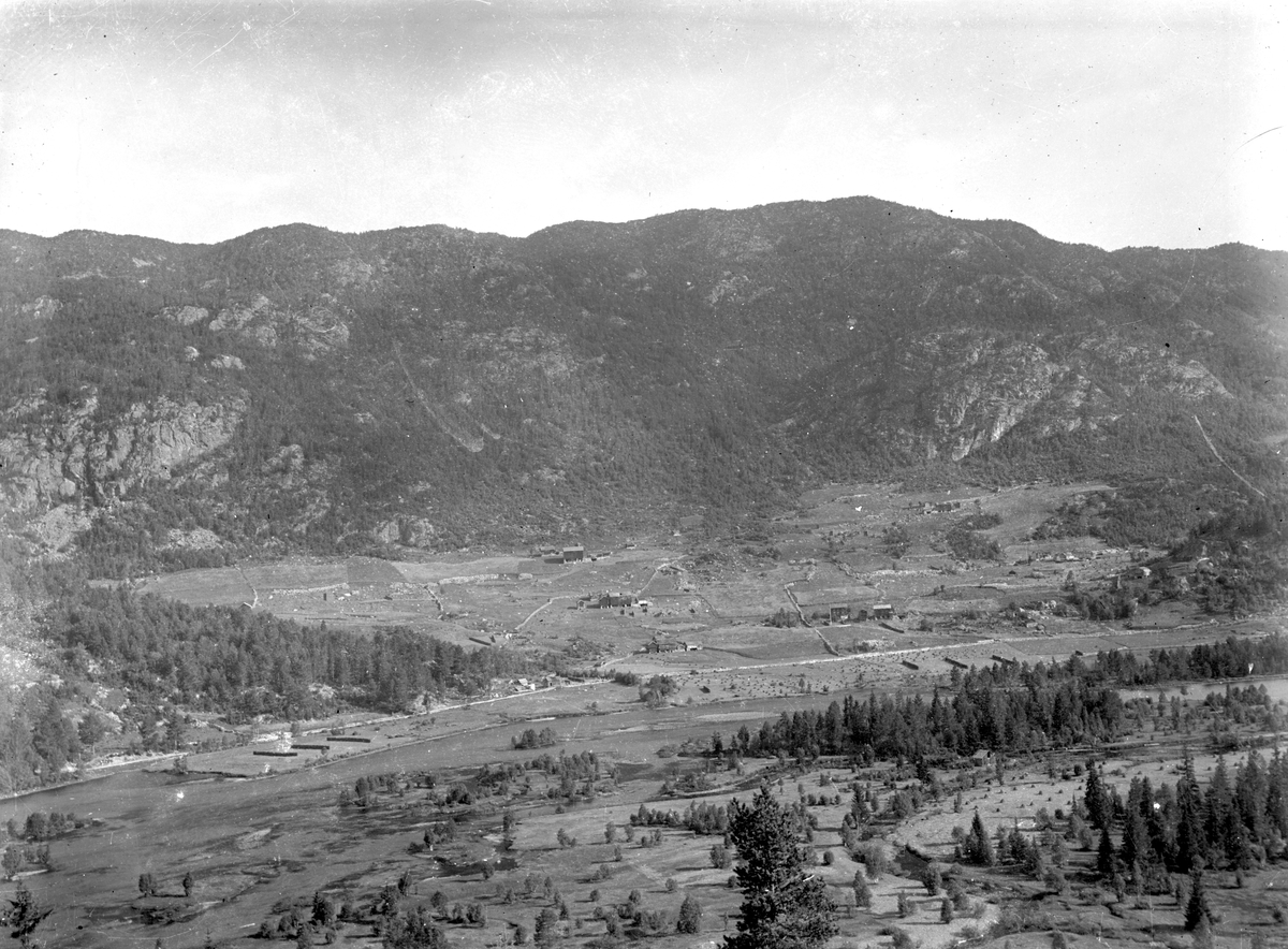 Fotoarkiv etter Aanund Olavson Edland. Landskapsportrett av Edland sett ...