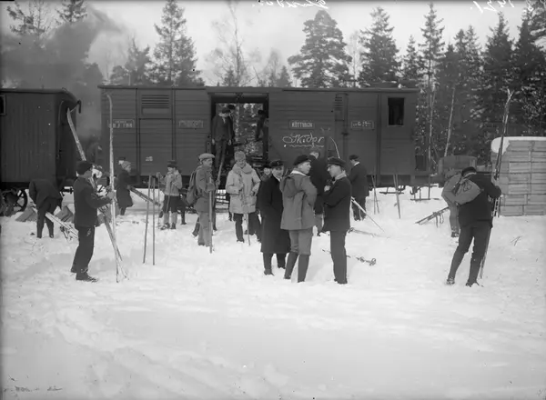 Göteborg - Borås Järnväg, GBJ G1 198. Köttvagn. Flera personer ...