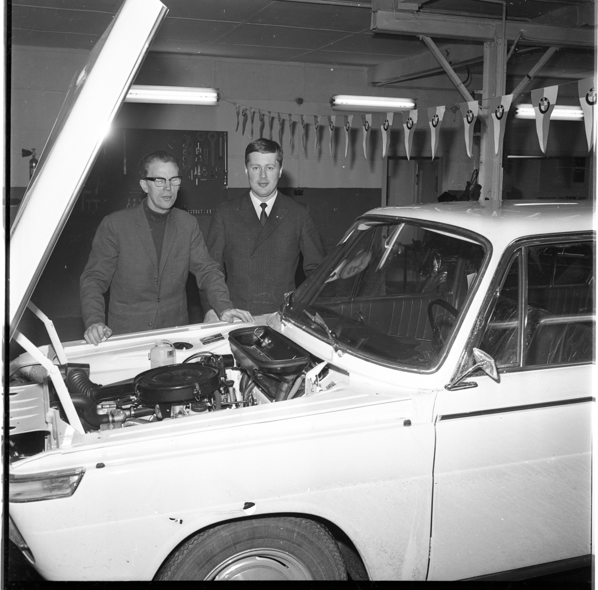 Förenade Bil AB öppnar filial på Sjögatan i Gränna. Försäljare Reidar ...