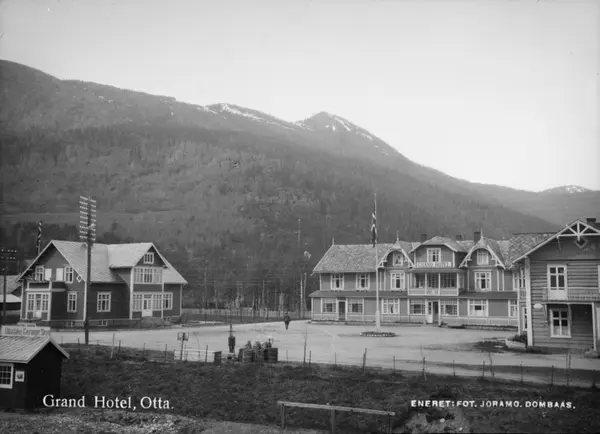 Oppland, Sel. Grand Hotel, Otta fra stasjonsplassen. Hotellet brant ...