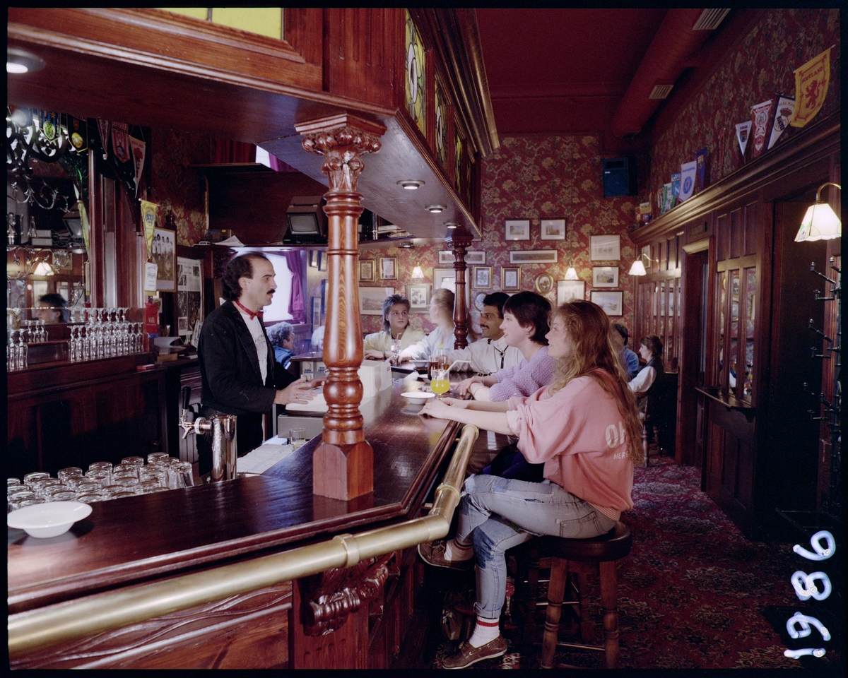 H/ Engelsk Pub i tidl. SPAREBANKEN 1986 -Haugalandmuseet / DigitaltMuseum