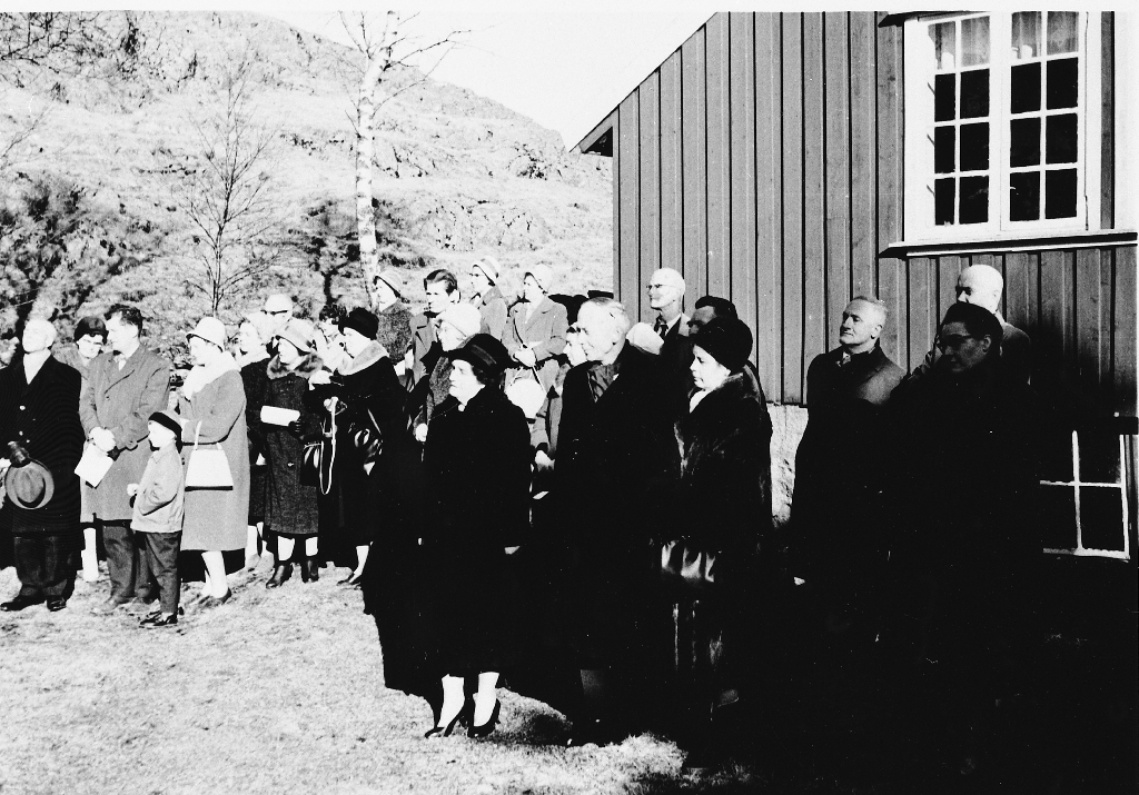 Gjester og frammøtte ved 100 årshøgtida i Knudaheio i 1951. Mellom dei ...
