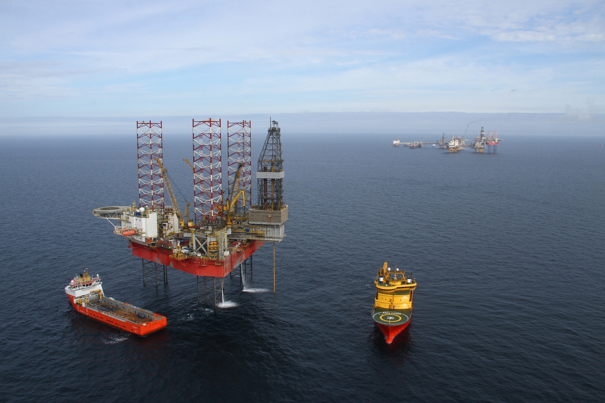 Den oppjekkbare boreriggen West Elara borer ved Ekofisk 2/4 VC - Victor ...