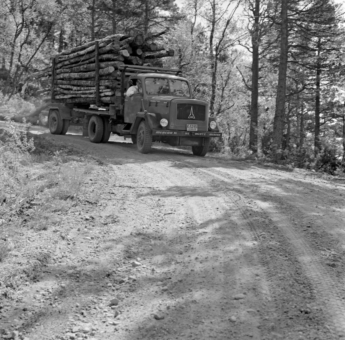 Magirus-Deutz-lastebil med tømmerlass, fotografert på en skogsbilveg ...