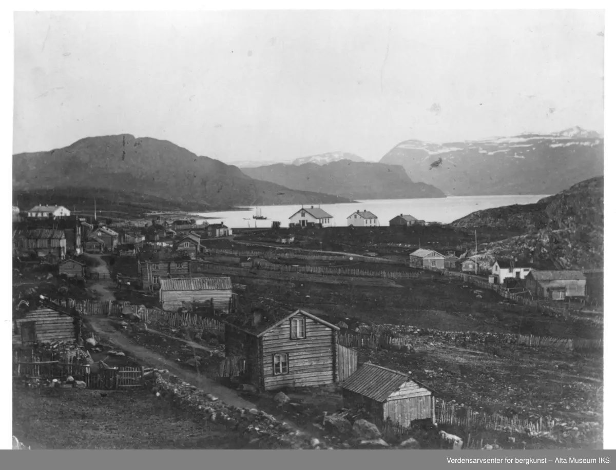 Oversiktsbilde av Skaialuft. På bildet ser vi flere hus med gjerder ...