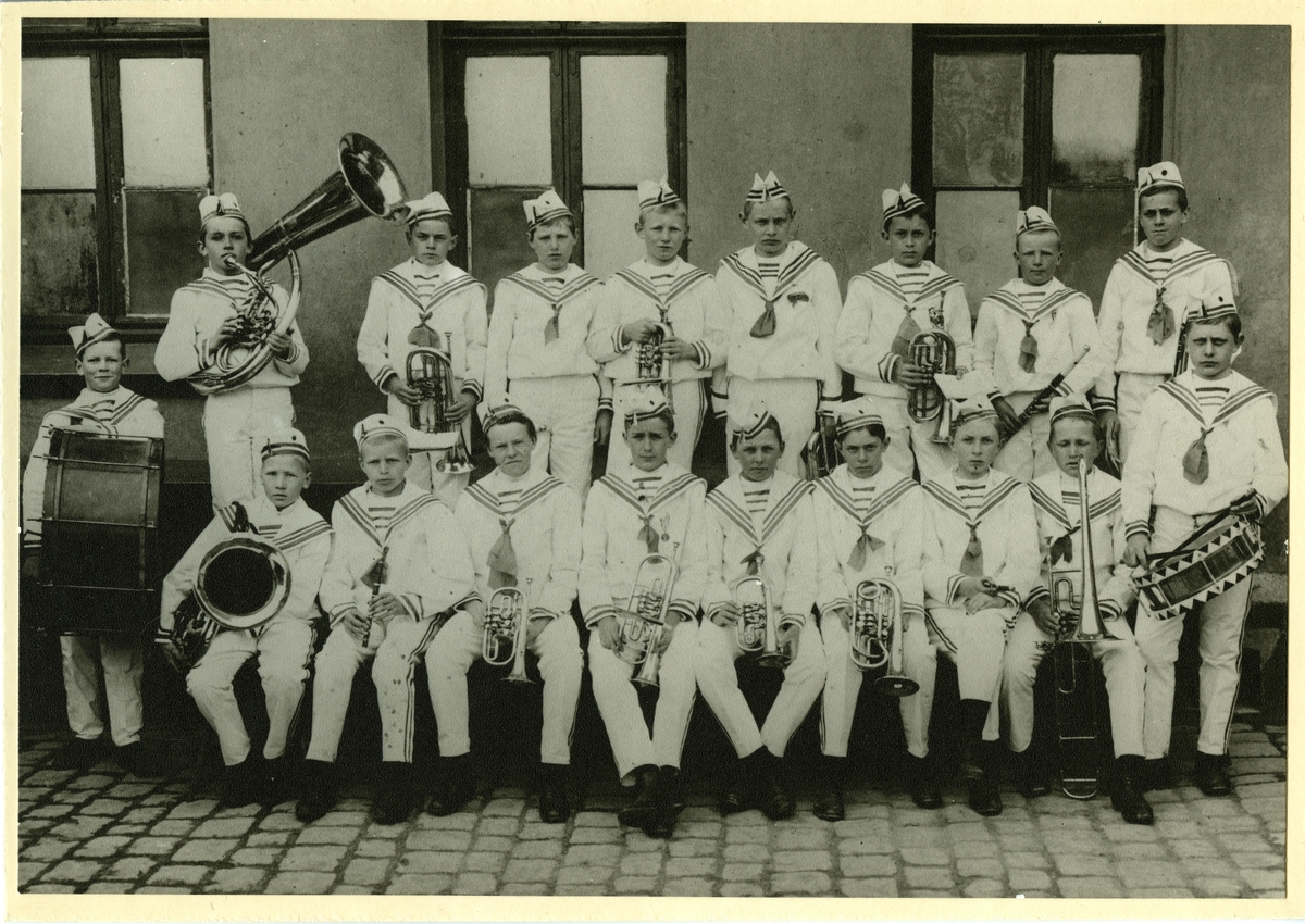 Fredrikstad. Den høyere skoles musikkorps 1908/09. Musikksersjant Vik. Øverste rekke (fv ...