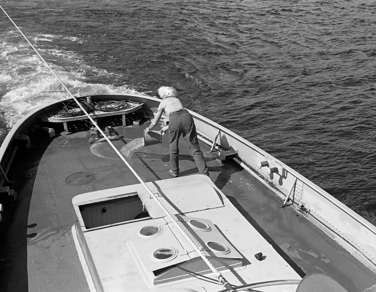 Solveig Johansen skyller akterdekket på slepebåten Mørkfos, som fra ...