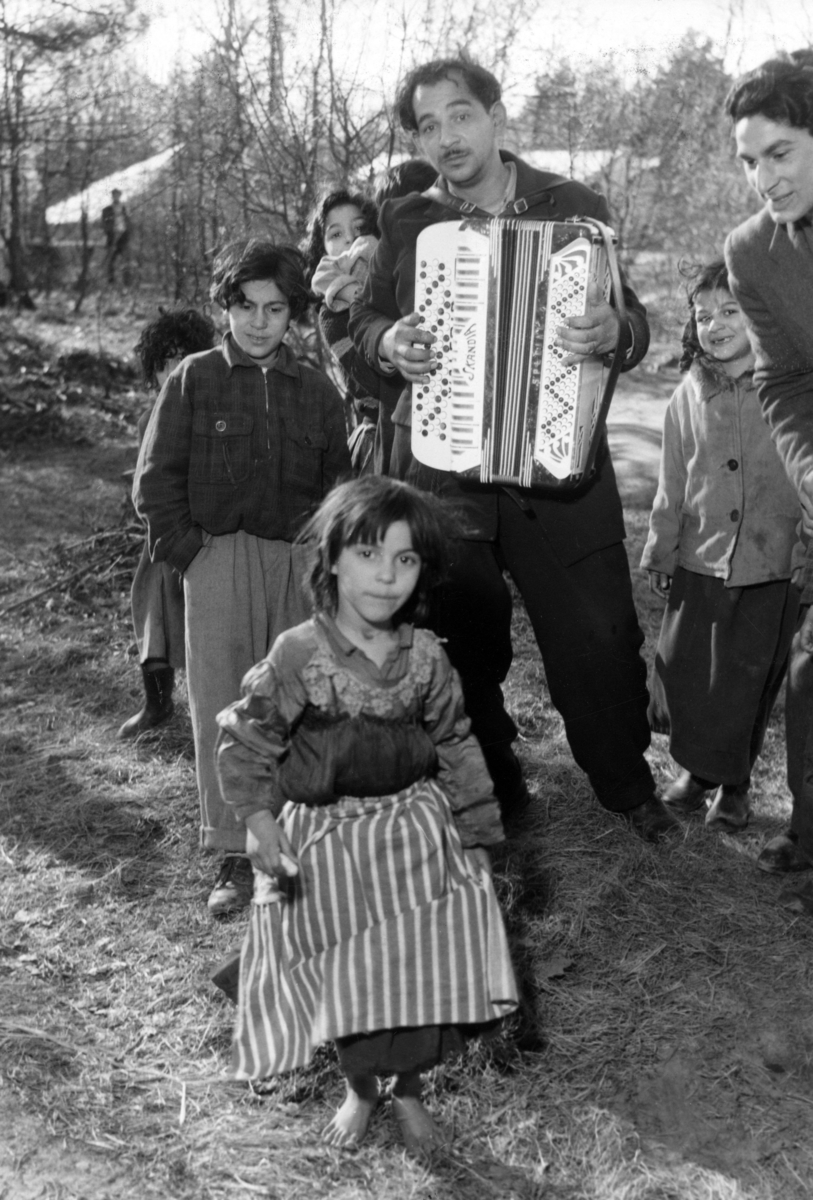 Romsk familj utanför sitt läger 1953. Ända fram till 1960-talet levde ...