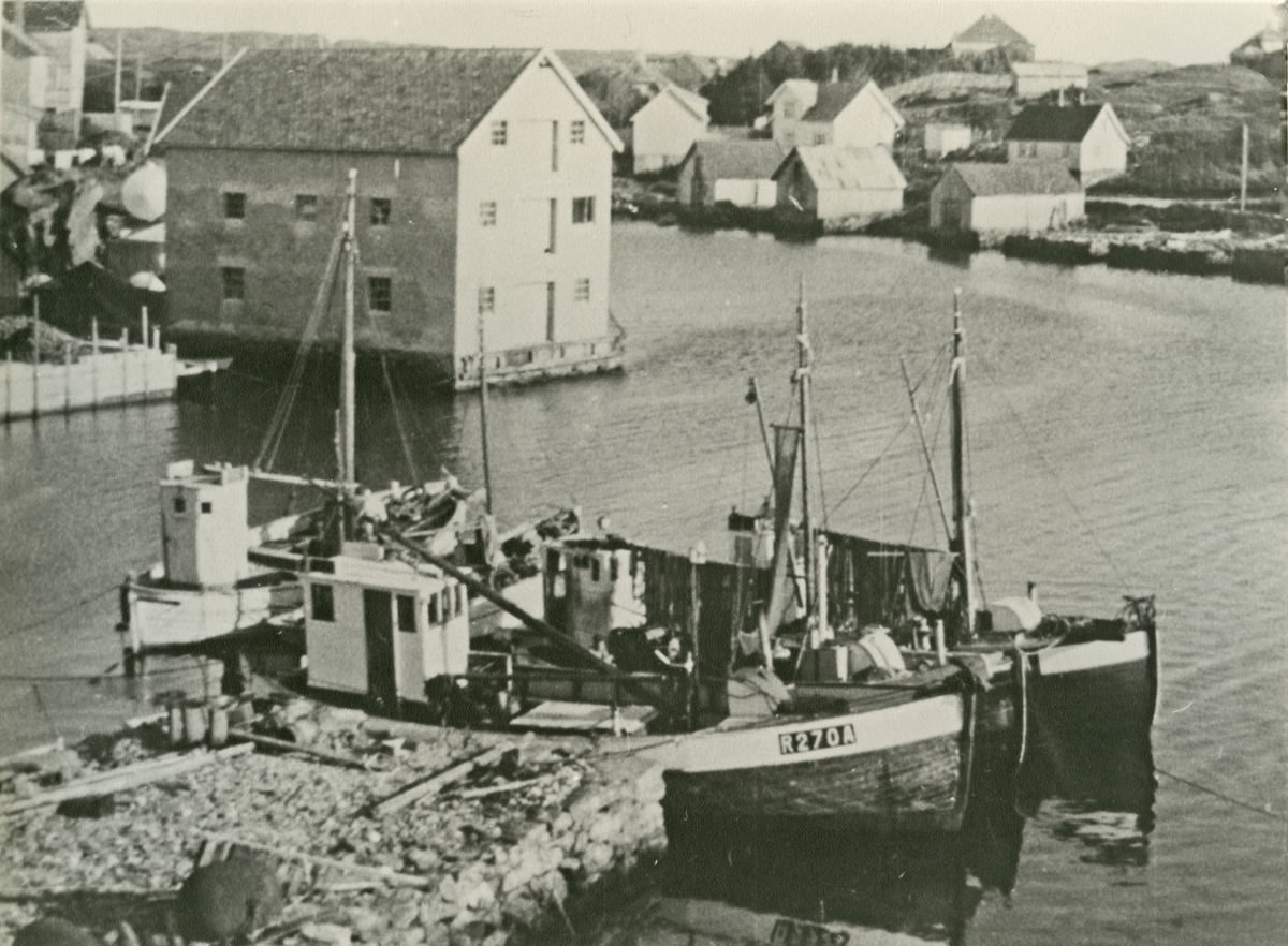 Parti fra Sevland. Båter ved kai. R.270A, M/S "Vest" tilhørte Br ...