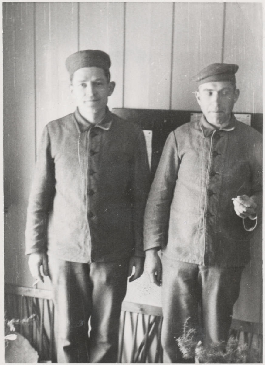 Fanger i Falstad fangeleir, to av "Trondheimsgislene" på Falstad våren ...