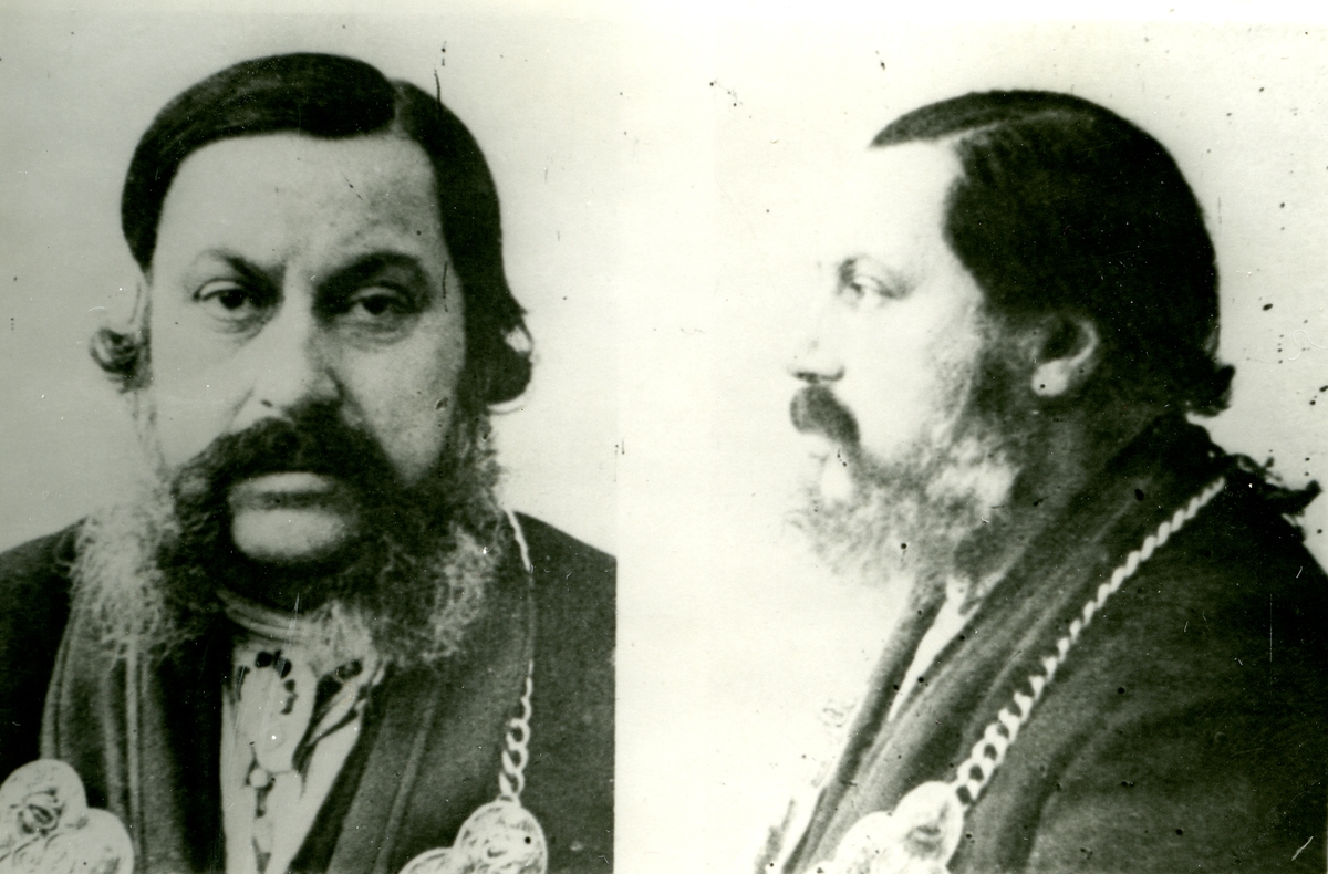 Porträttbild av äldre romsk man. Mannen på bilden tillhör den första ...