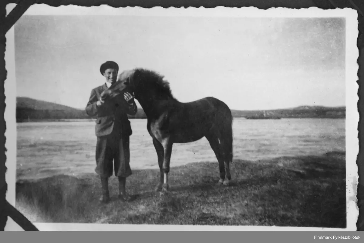 Hans Sandeng med hesten "Rusko" i Børselv før krigen. -Finnmark ...