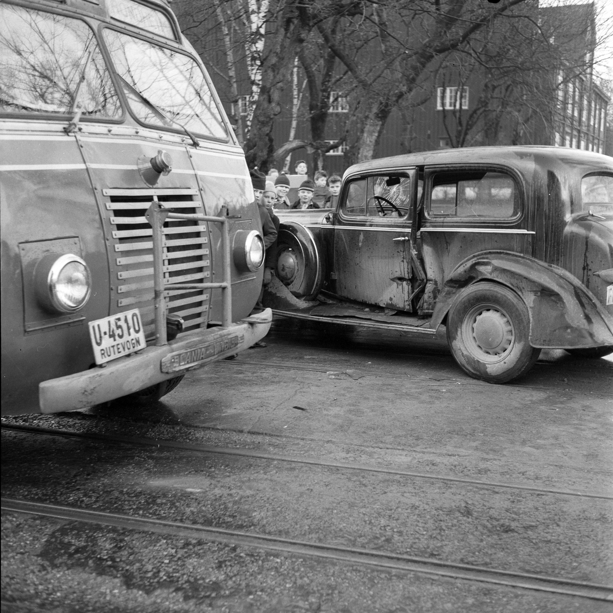 Kollisjon mellom buss og personbil på hjørnet av Prinsens gate og ...