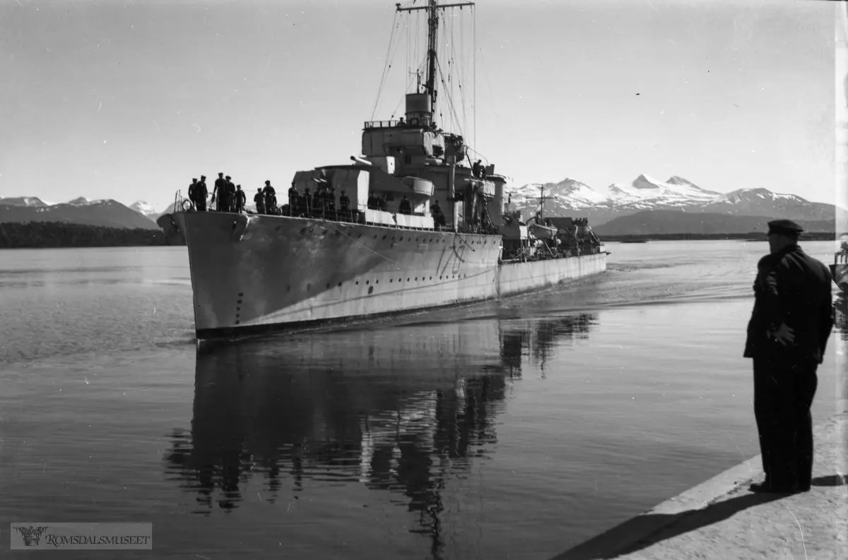Kongebesøk i Molde 26.08.1945..Den britiske jageren HMS Mackay (I70 ...