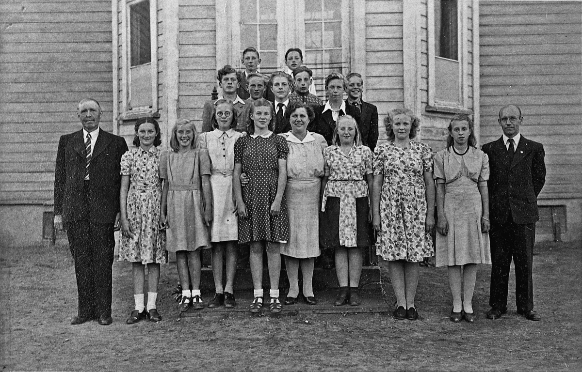 Råholt skole. 1947. Klassebilde. 1. rad fra v.: Arnt Sundli, Ruth ...