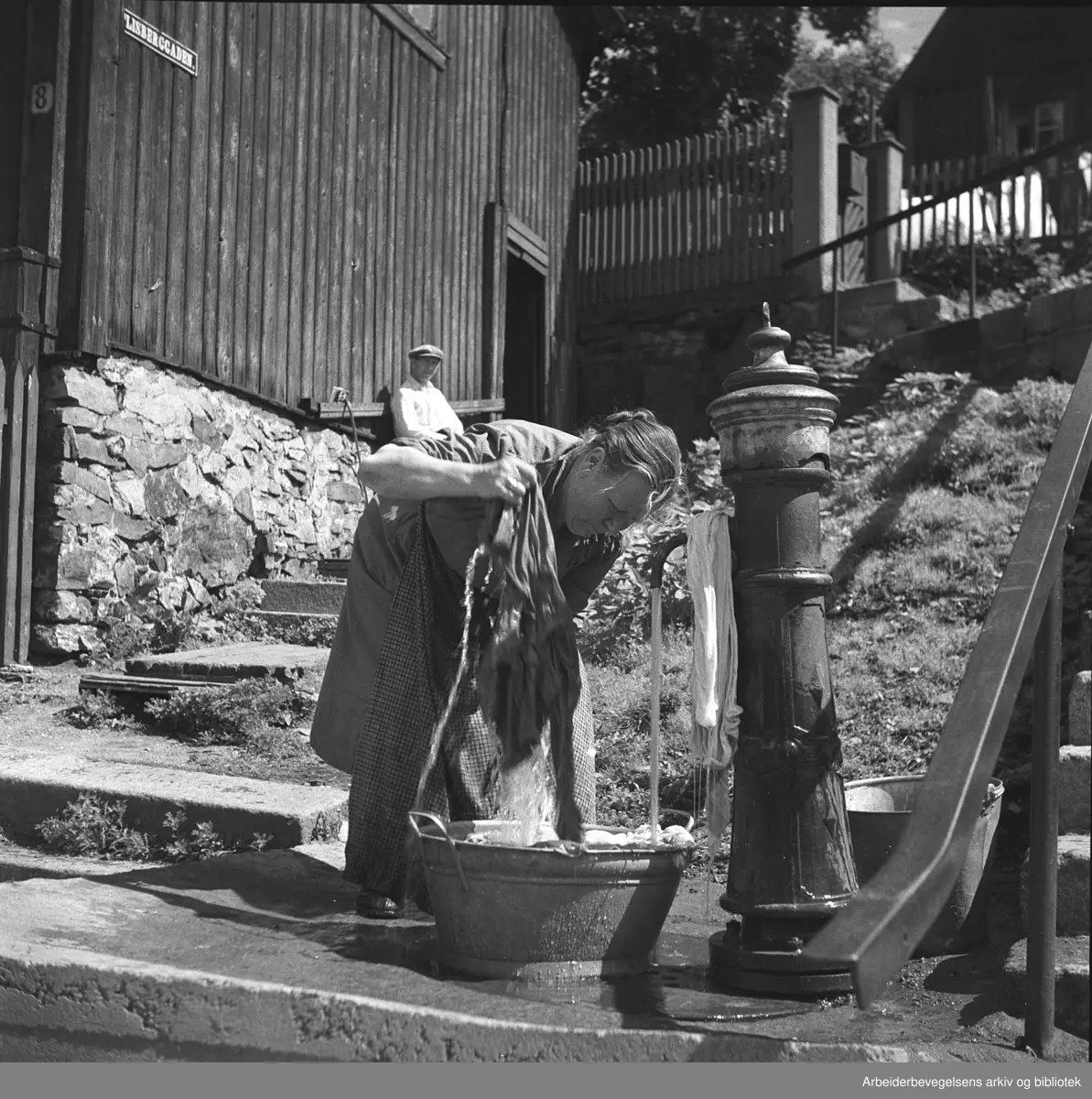 Vasking av klær ved vannpost, Enerhaugen, 1949 -Arbeiderbevegelsens ...