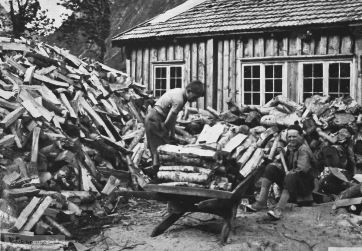 Vedhogging til D/S Eikesdal i Oppigard. Bjørn Oppigard klyv ved, Ludvik Austigard. .Eldhuset i ...