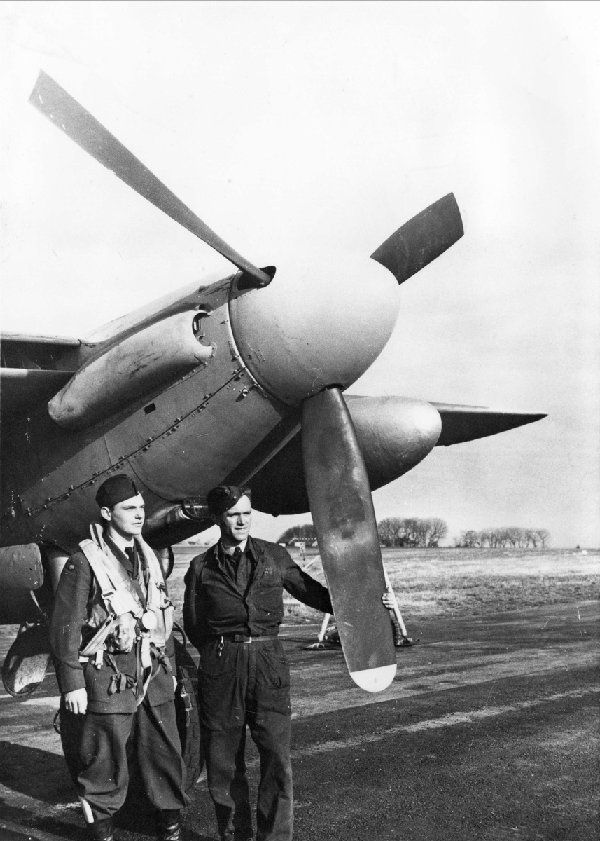 Navigatør Hansen-Just (t.v.) fra 333 Skvadron B-Flight og en mekaniker ...