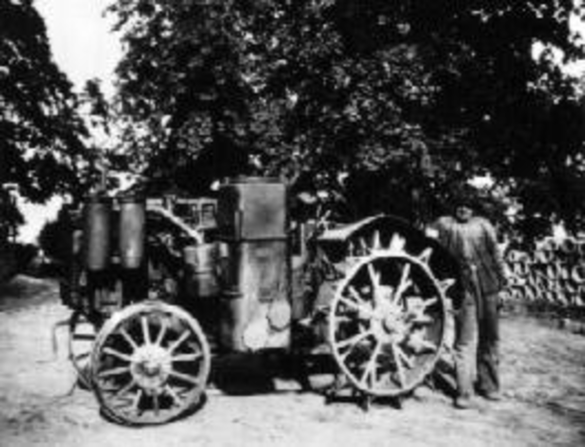 Ringsaker, Nes, Grefsheim gård, Jerntraktor med generator ...