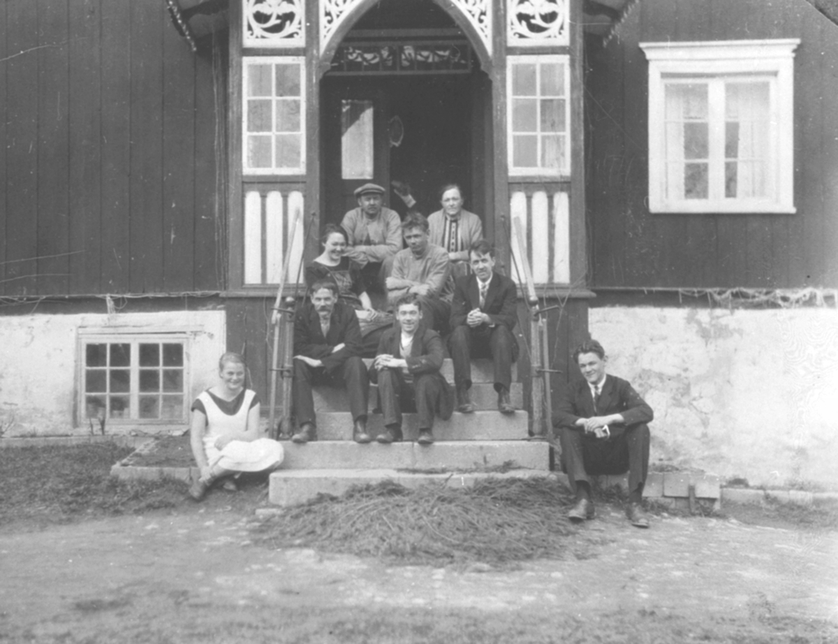 Ringsaker, Furnes, gruppe voksne på trappa til hovedbygningen på Alhaug ...