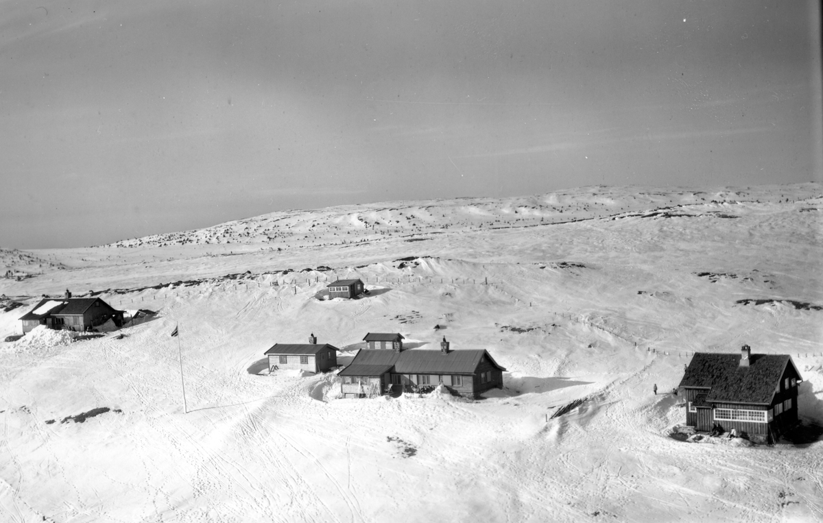 Flyfoto av bebyggelse i vinterlandskap på Sjusjøen, Ringsaker Almenning ...