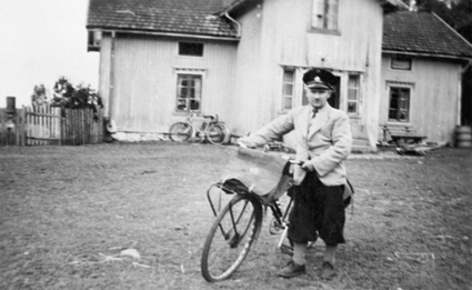 PORTR: POSTMANN EINAR EVENSEN M/SYKKEL OG POSTVESKE, NEDRE HEGGEN ...