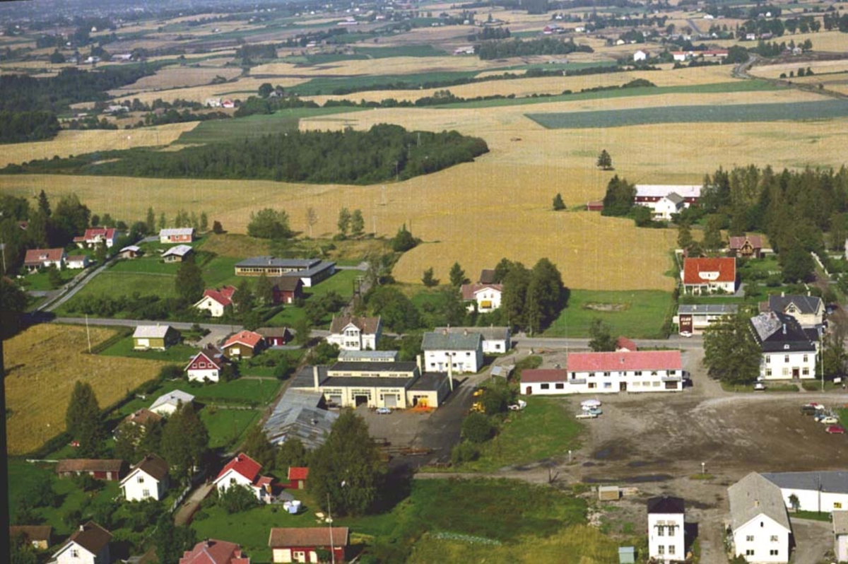 FLYFOTO STANGEBYEN, SENTRUM. (Sv/hv bildet er Stange kirke) -Anno ...