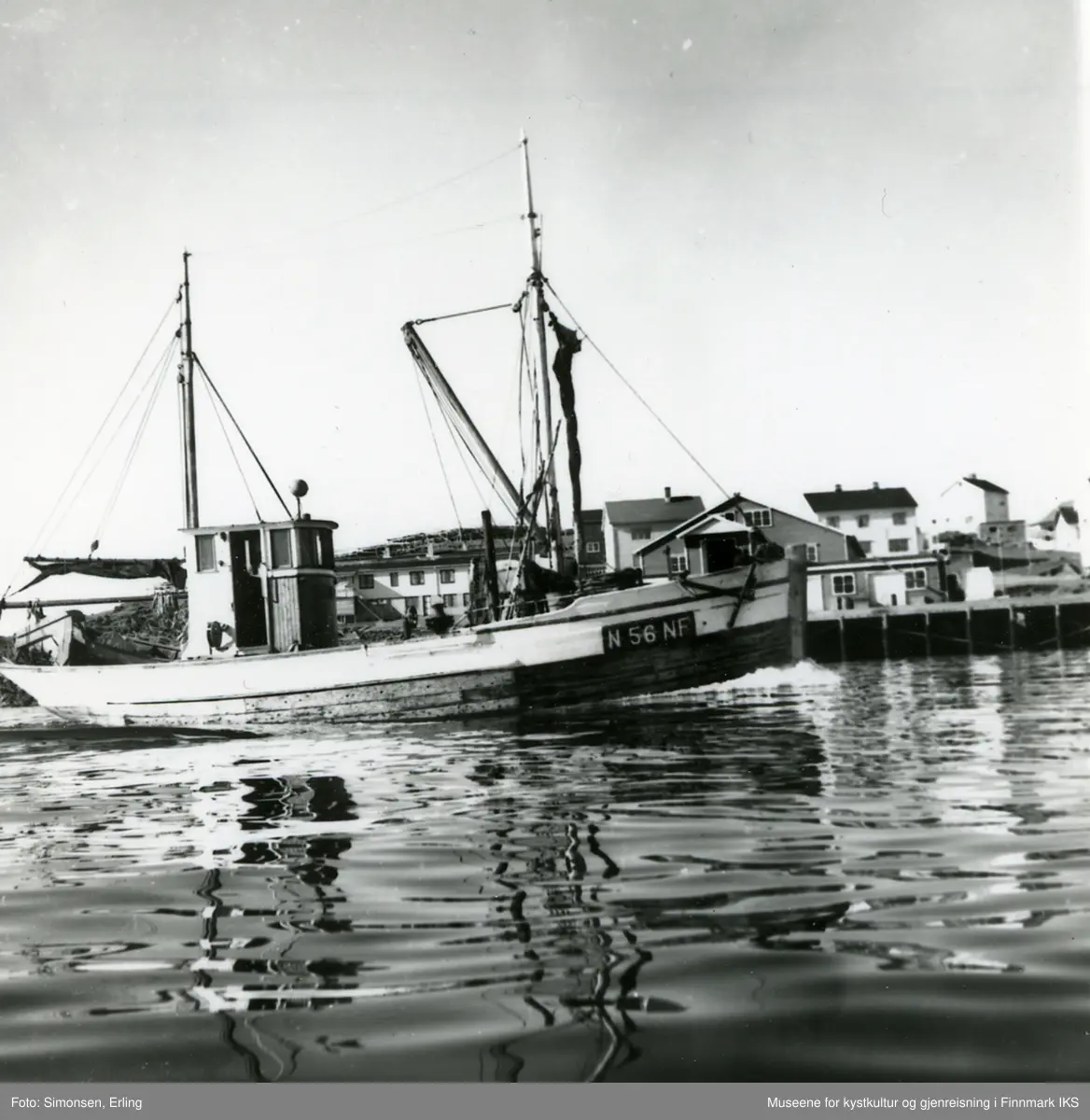 Fremmedbåt med registreringsnr N-56-NF fra Nordland på vei til kai i ...