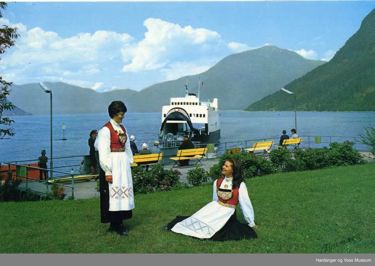 To kvinner i bunad ved Kinsarvik ferjekai -Hardanger og Voss Museum ...