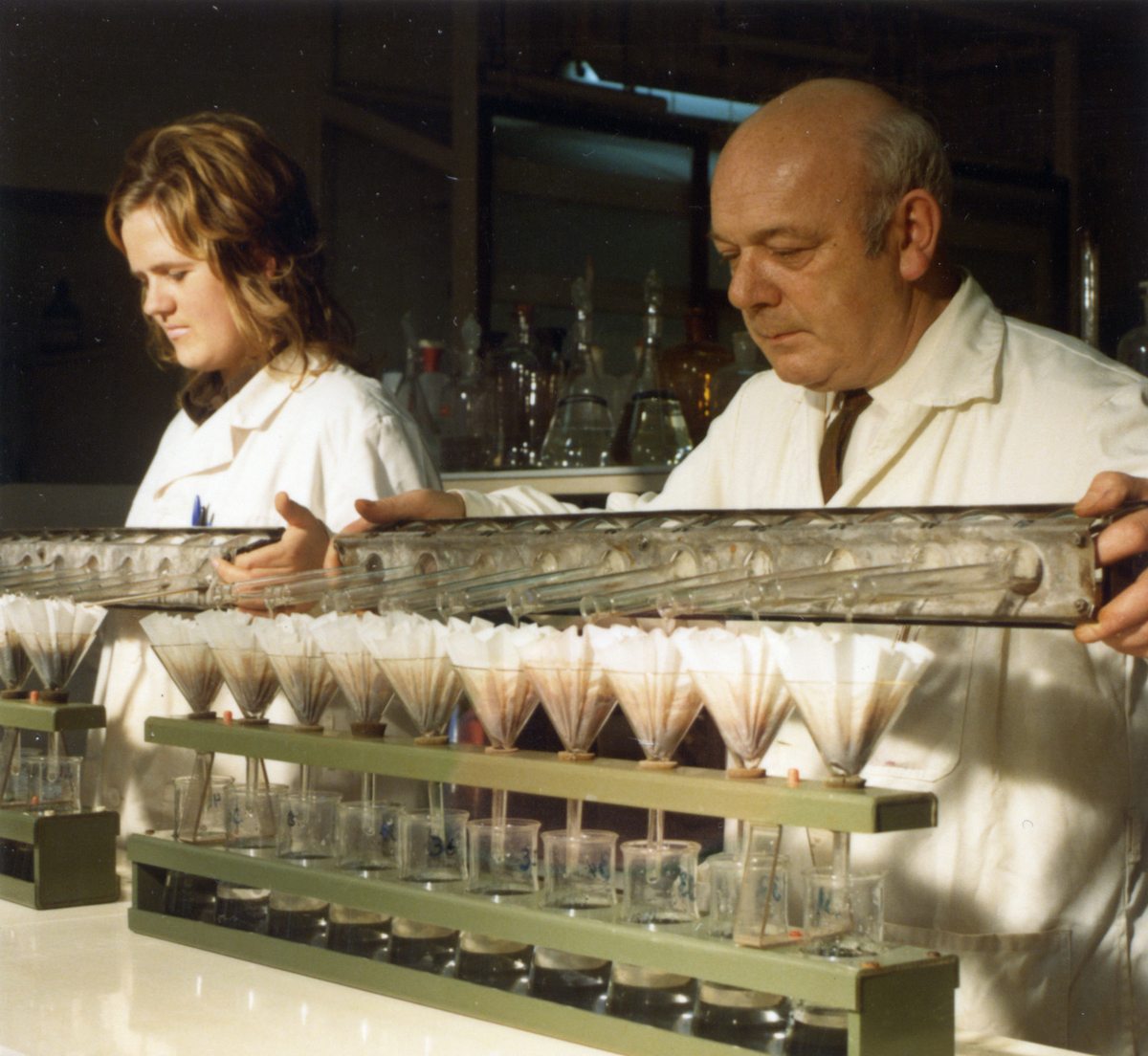 Laborantar på Zinken sitt laboratorium -Kraftmuseet / DigitaltMuseum