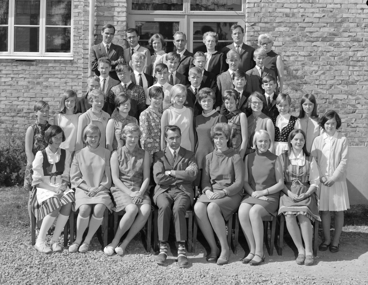 Fagerlund skole, 7. klasse, 1968. Gruppe elever og lærere. Foran f.v ...