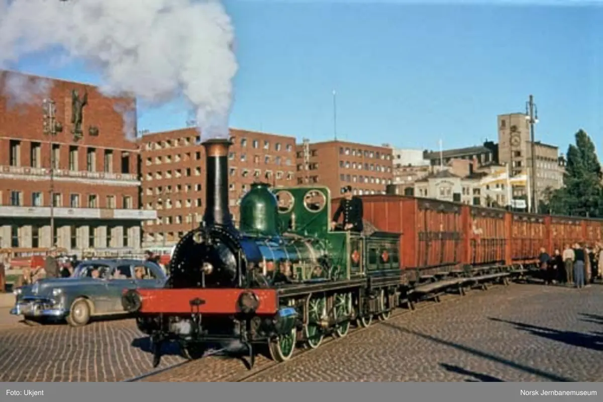 NSB damplokomotiv type 2a nr. 17 "Caroline" med tog på Rådhusplassen ...