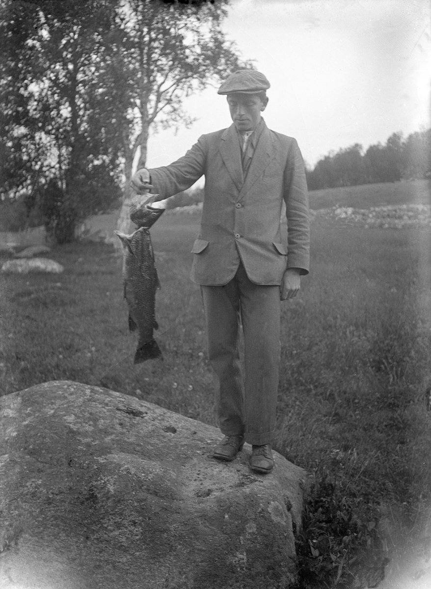 Fritjof Arentz med en ørret på 2 kg, fisket i Glomma ved Glåmos stasjon ...