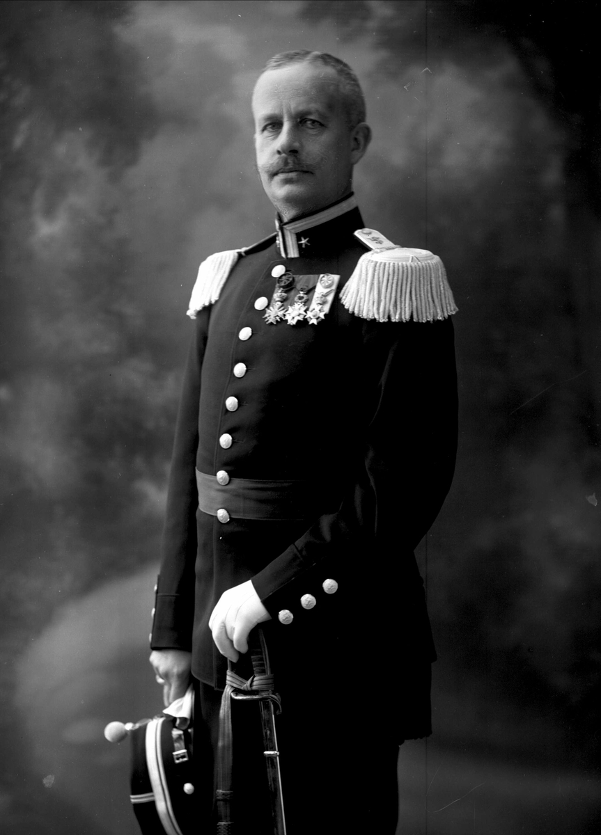 Portrett, John Collett Anker Dahl, født 1866, i uniform som major ved ...