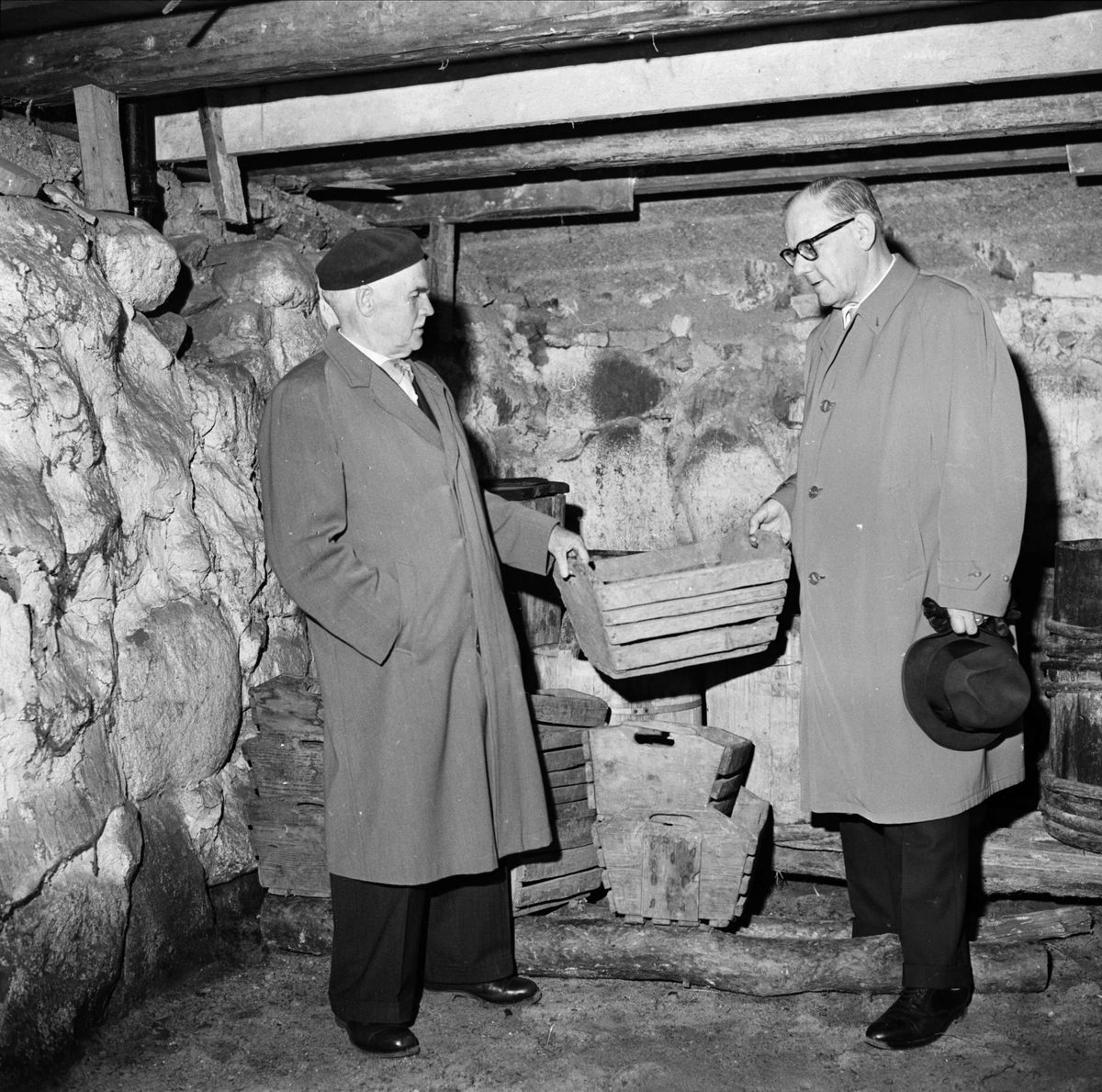 Landsantikvarie Nils Sundquist och Wilhelm Mattsson på Upplands ...