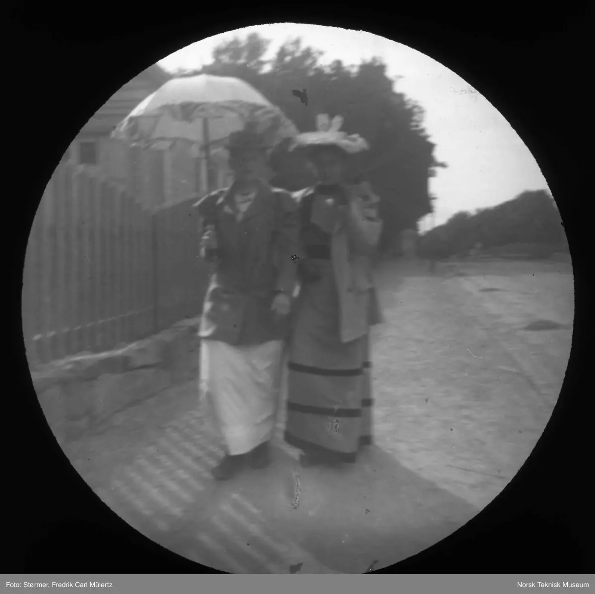 Anna Ording (senere fru Hurum) og Ingeborg Willumsen (senere fru Astrup ...