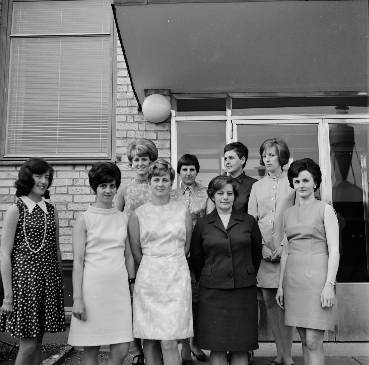 De nyutexaminerade dagbarnvårdarna Barbro Haglund, Elvy Lindström, Inga ...