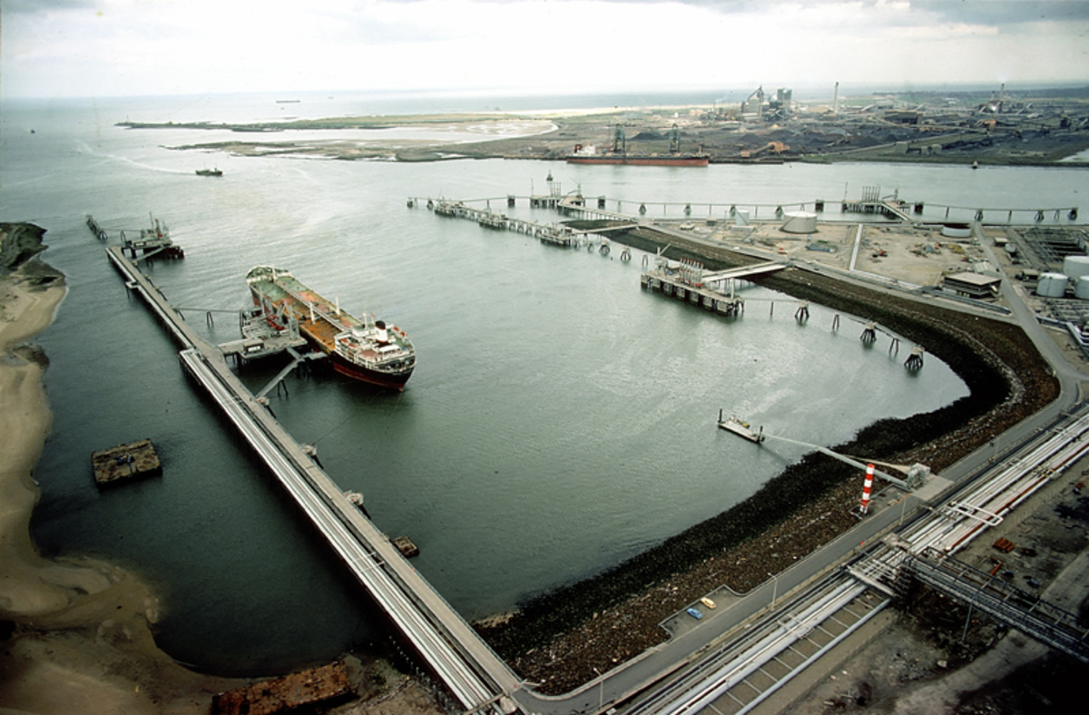 Oversiktsfoto over havneområdet ved oljeterminal i Teesside. -Norsk ...